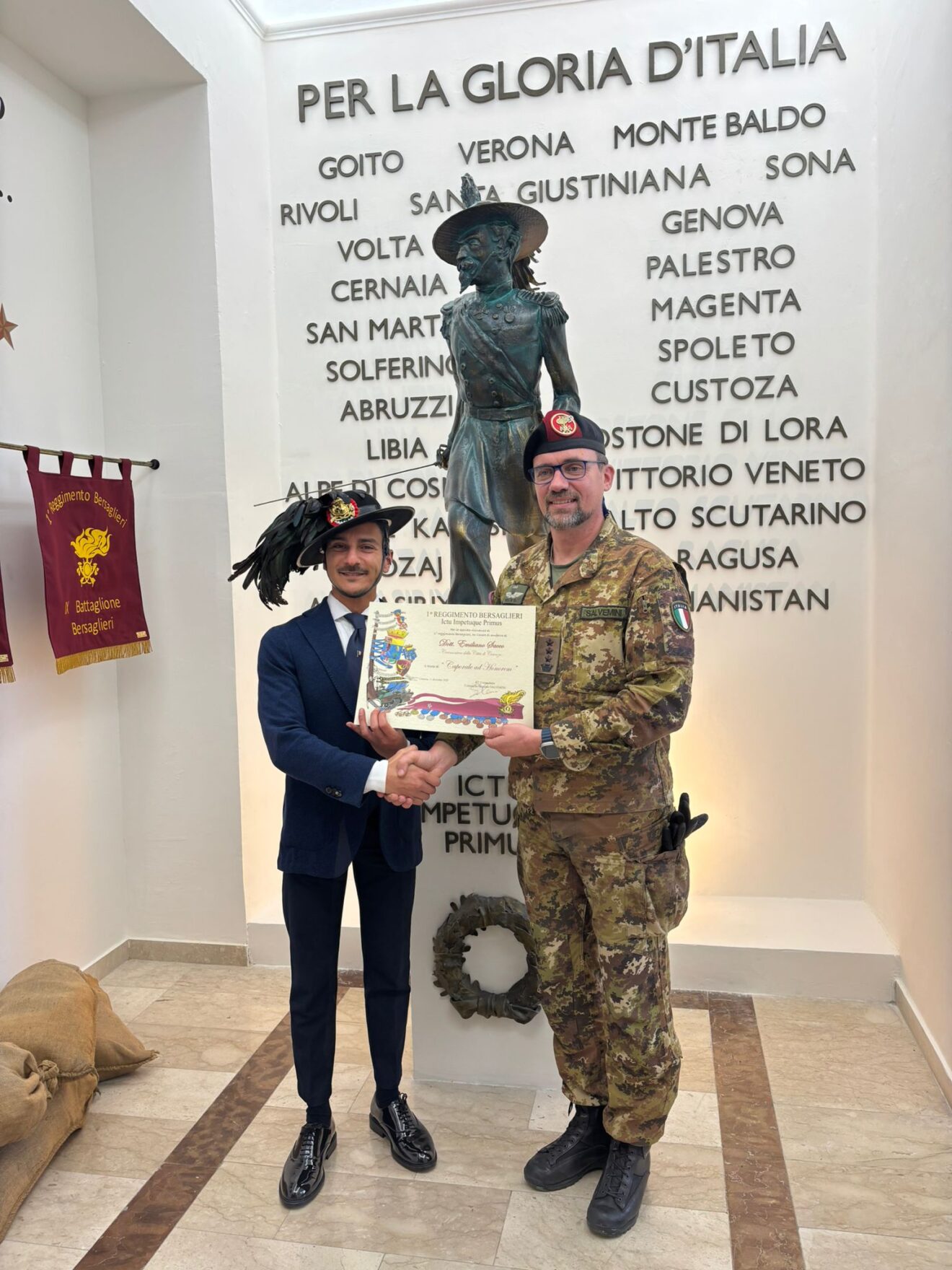 Il responsabile del cerimoniale del Comune, Emiliano Sacco, caporale ad honorem - Parola di Vita